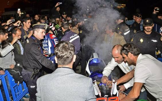 Troppo calore per Lorenzo: Jorge si brucia una gamba | Sky Sport