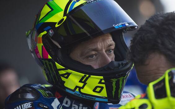Rossi: scusi signora, vita impossibile nel paddock | Sky Sport
