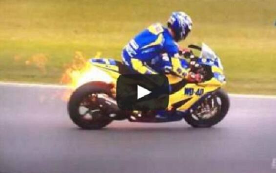Pilota 'alla griglia'... salta dalla moto in fiamme | Sky Sport