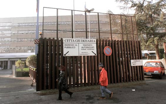 Roma, prostituzione minorile: 60 clienti a rischio processo | Sky TG24