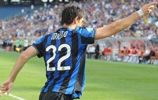 Infortunio per Milito, stiramento alla gamba destra | Sky Sport